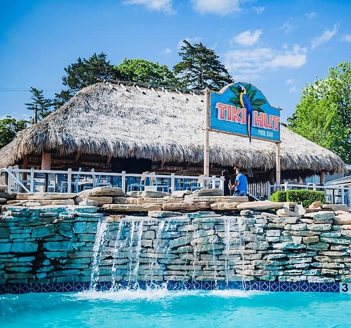 Convenient Stay, Superb Location, Onsite Pool - Lake Ozark, MO