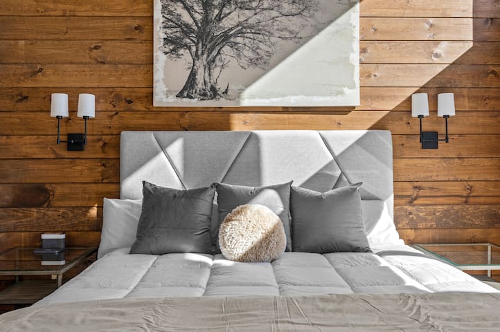 New Luxury Cabin! Indoor Pool! Stunning Views!