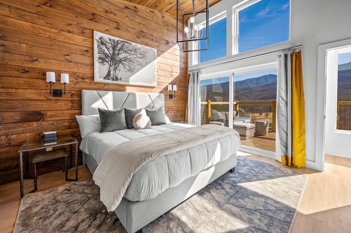 New Luxury Cabin! Indoor Pool! Stunning Views!