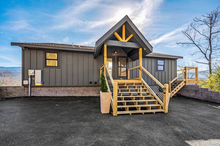 New Luxury Cabin! Indoor Pool! Stunning Views!