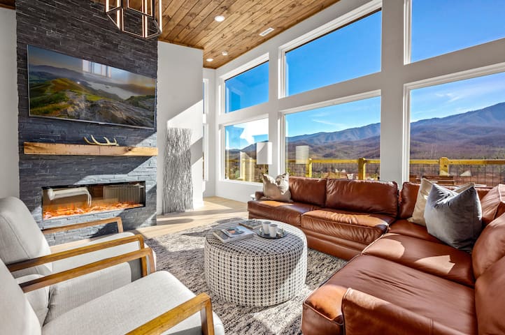 New Luxury Cabin! Indoor Pool! Stunning Views!