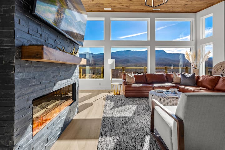 New Luxury Cabin! Indoor Pool! Stunning Views!