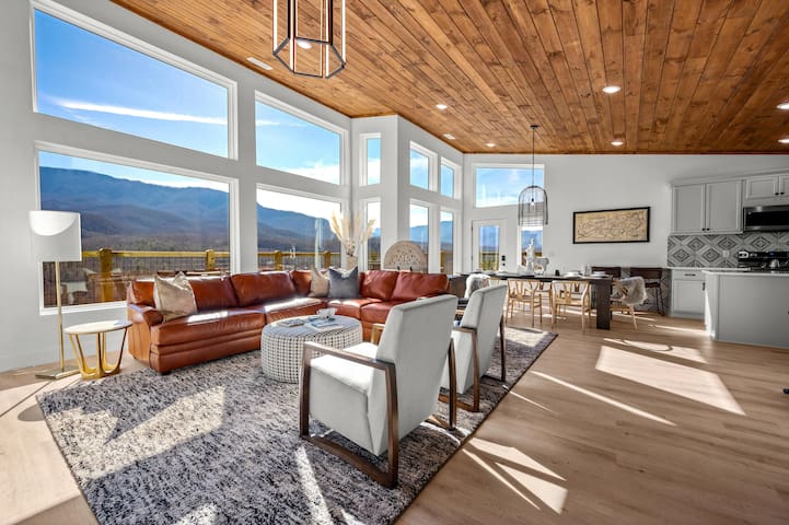 New Luxury Cabin! Indoor Pool! Stunning Views!