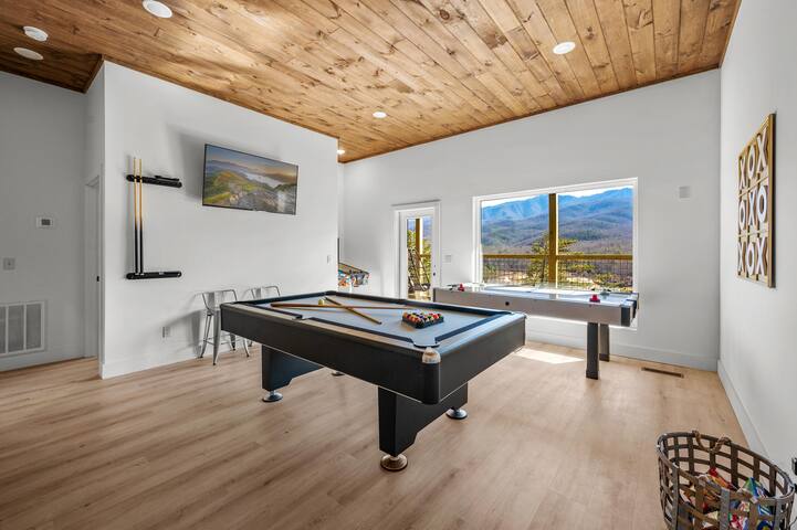 New Luxury Cabin! Indoor Pool! Stunning Views!