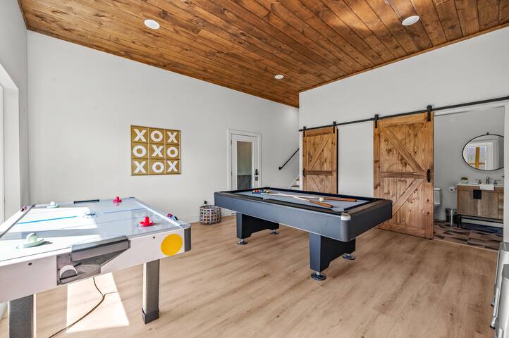 New Luxury Cabin! Indoor Pool! Stunning Views!