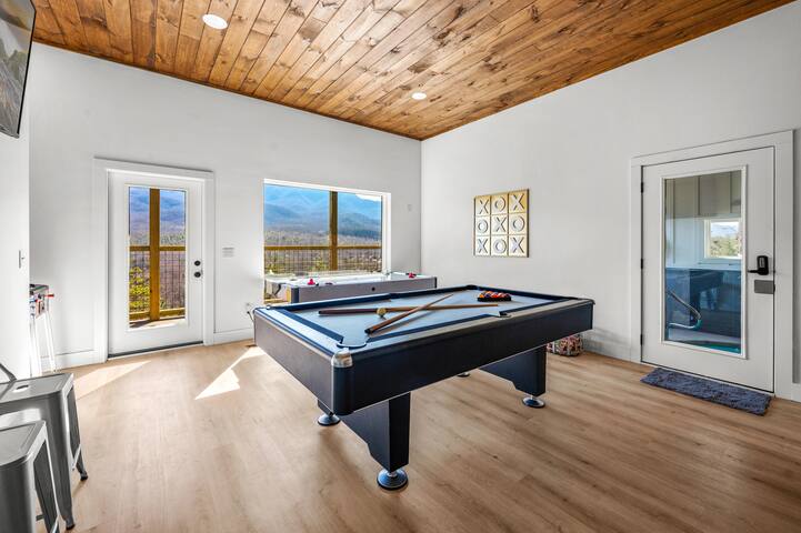New Luxury Cabin! Indoor Pool! Stunning Views!