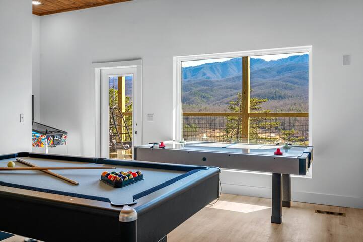 New Luxury Cabin! Indoor Pool! Stunning Views!