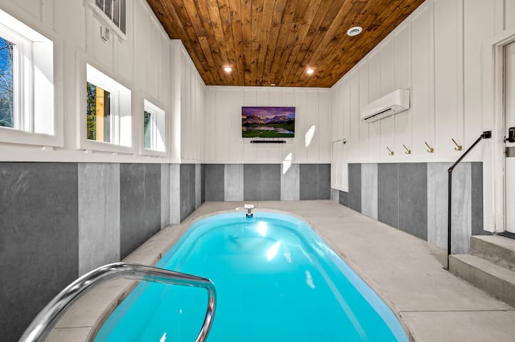 New Luxury Cabin! Indoor Pool! Stunning Views!