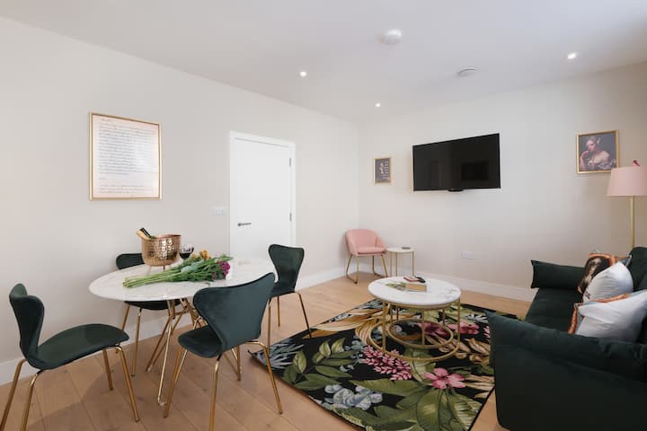 Modern City One Bed Apartment - Bath