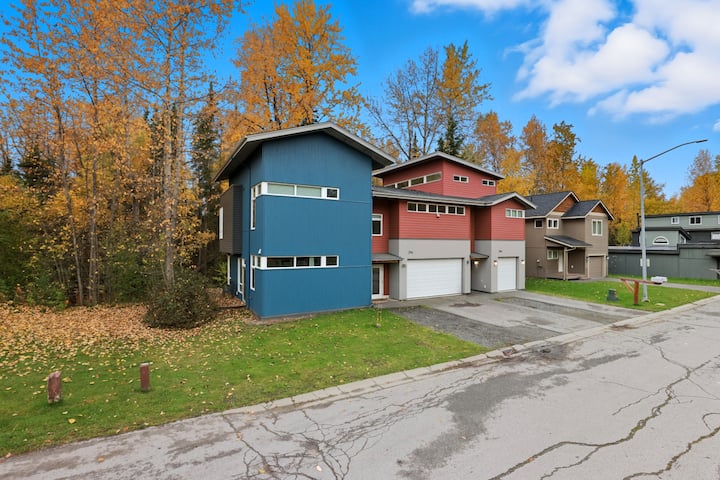 The Alaska Gallery - Modern Creekfront Rental - Anchorage