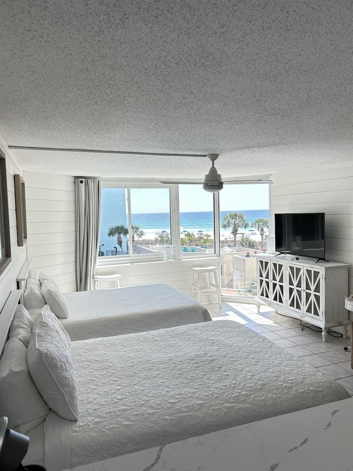 Beachfront + Free Chairs | Early 3pm Check-in - Panama City Beach, FL