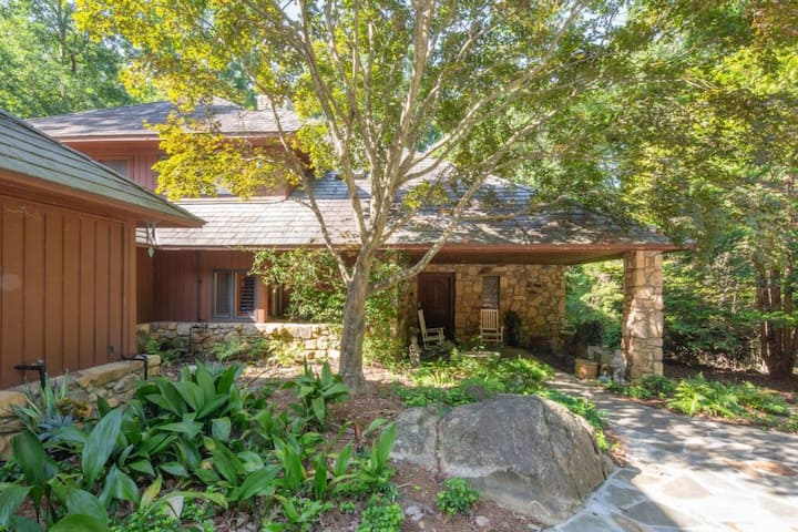 Spacious Wooded Retreat, Every Bedroom Ensuite - Chapel Hill, NC