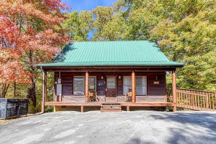 Dog Friendly, Quiet Chalet, Hot Tub, Fireplace - Gatlinburg, TN