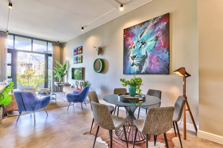 Luxurious & Classy With Mountain Views & Pool Deck - Cape Town