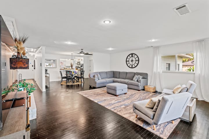 3br/2ba Group Friendly Lakefront Retreat - Altamonte Springs, FL