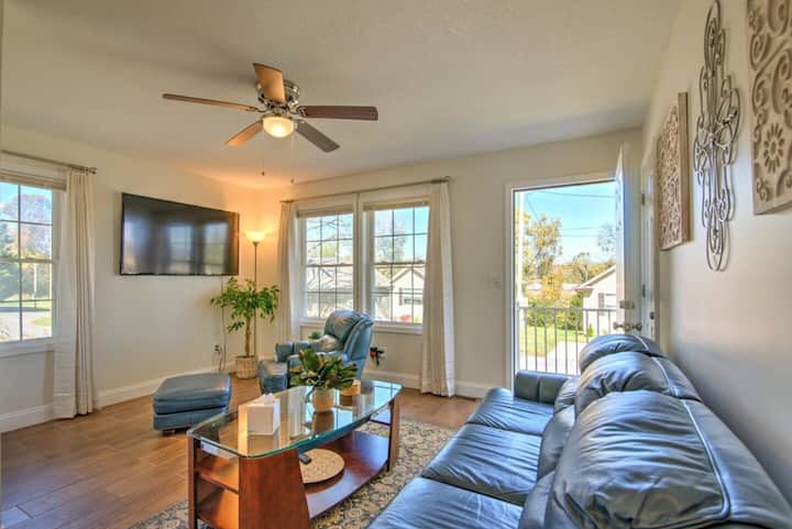 Charming Central Oasis ~ Queen Beds ~ Porch ~ Pkg! - Johnson City, TN