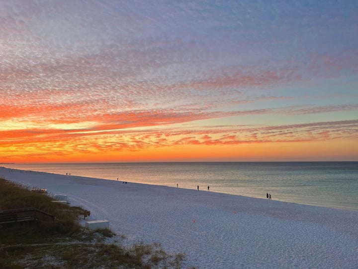 Walk-out Beach Access | Sleeps 10 | Sol Mate #6 - Destin, FL