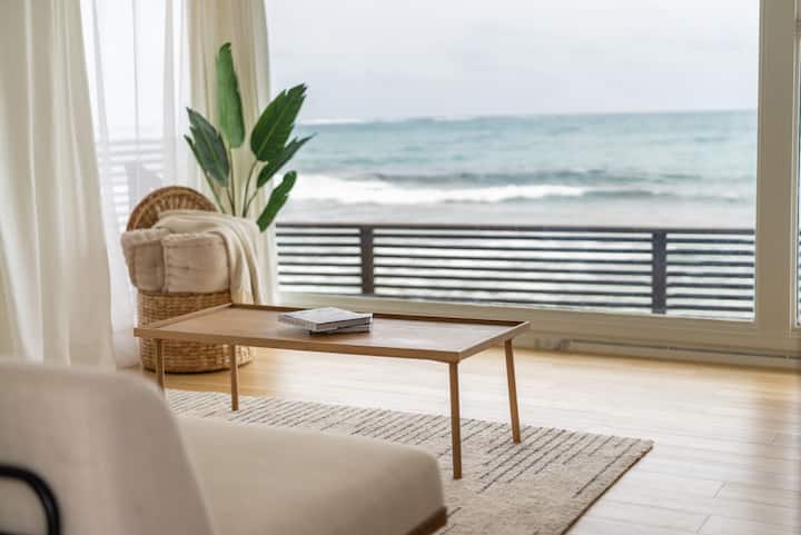 Beachfront Bungalow: Parking/ac/wifi/laundry - Laie, HI