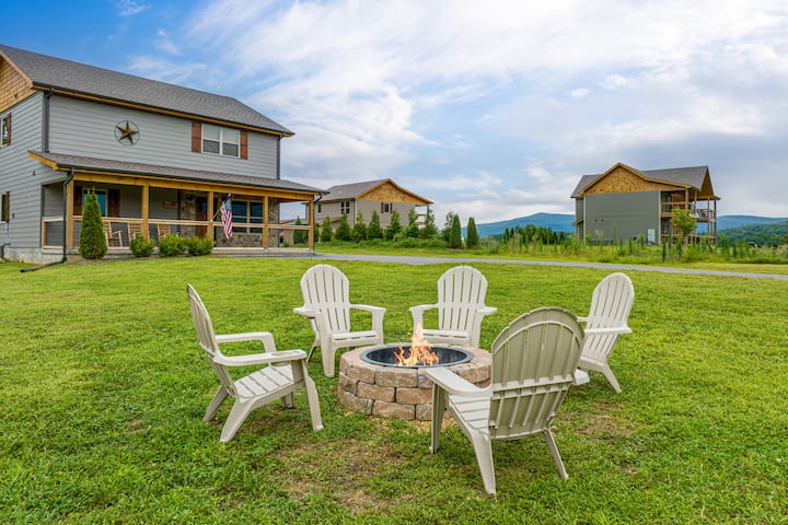 Mtn Views + Easy Access | 3 King Suites | Gamerm - Cosby, TN
