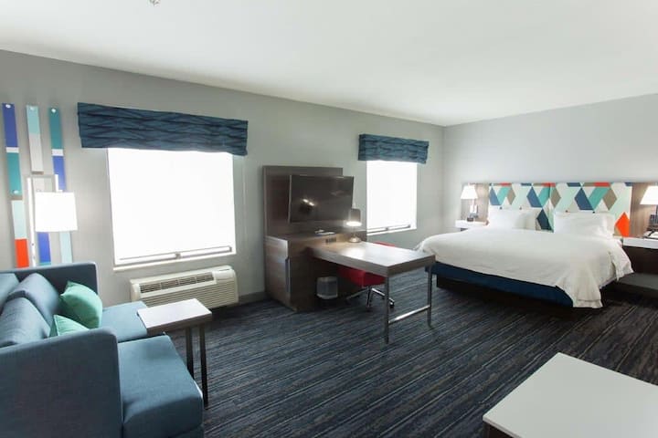 The Best Spot For A Relaxing Getaway! W/ Pool, Gym - Altoona, IA