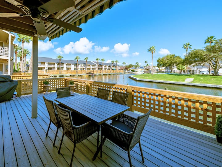 The Bs Lake House | Pet Friendly, Overlooks Canal! - Rockport, TX