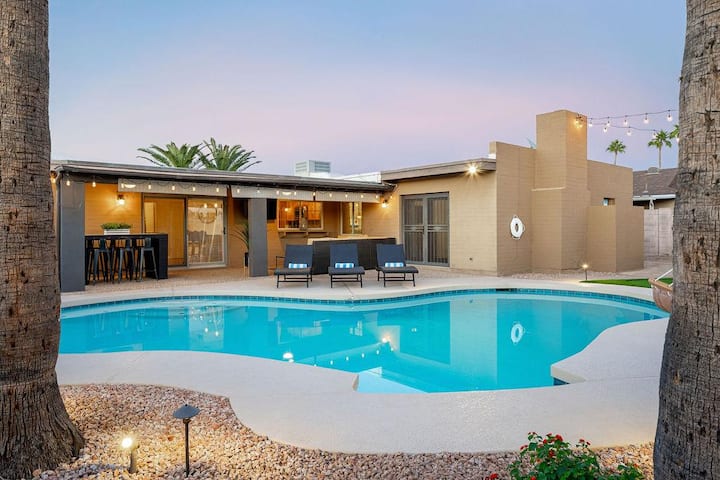 Stylish W/ Pool, Putt, Cornhole, Near The Quarter - Phoenix, AZ