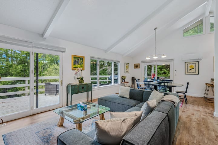 Game Room, Fireplace & Pet Friendly - Top Of The H - Quechee, VT