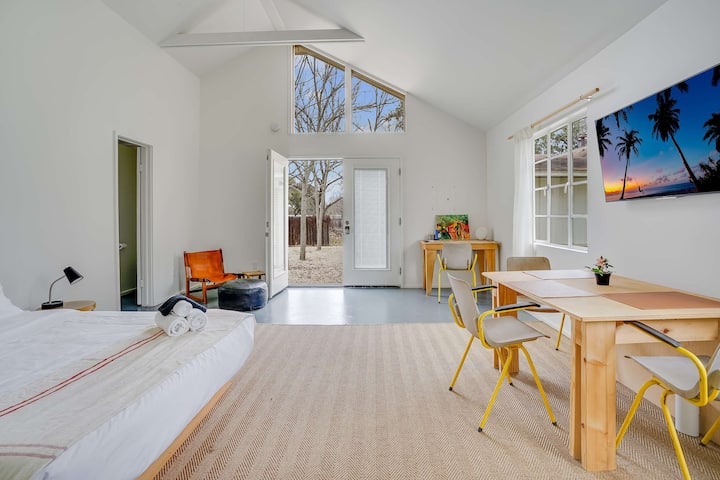 Epic Retro Bungalow | Lots Of Light + Fast Wifi - San Marcos, TX