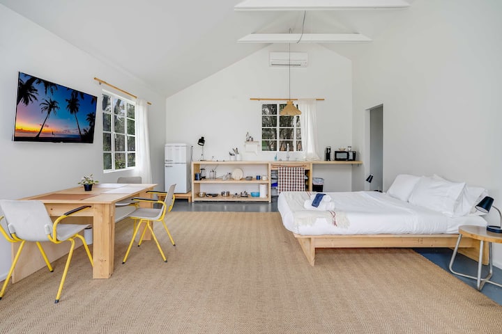 Epic Retro Bungalow | Lots Of Light + Fast Wifi - San Marcos, TX