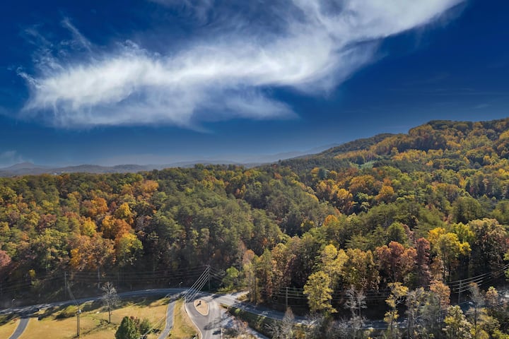 Pine Mountain Retreat $560 Tickets Each Paid Day - Pigeon Forge, TN