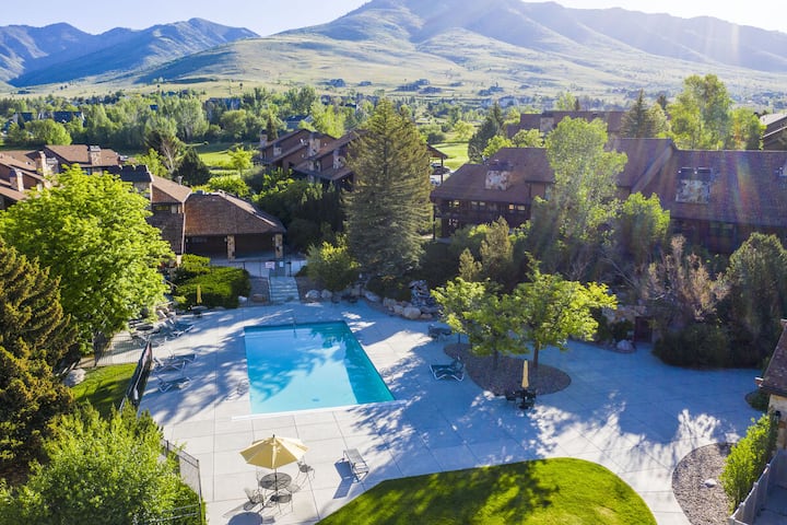 2 Bedroom Condo, Mountain And Golf Course Views! - Huntsville, UT