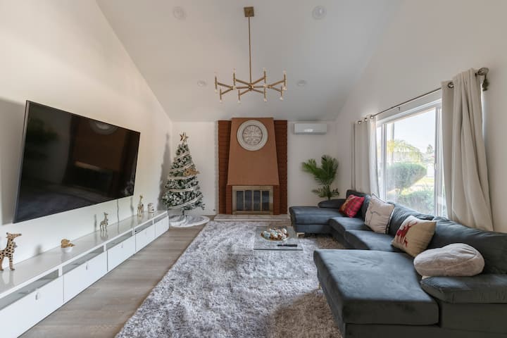 Sunny Heights Retreat: King Bed + Workspace + Deck - La Puente, CA