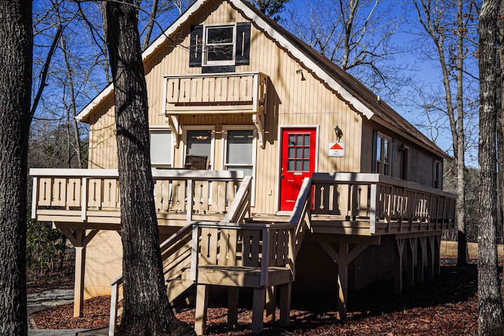 Recently Renovated, Beautiful Chalet. - Pine Mountain, GA