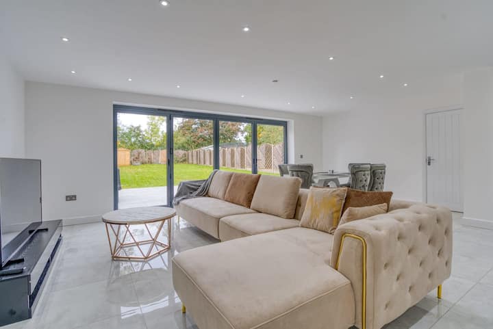 Modern 4 Bed, Large Family Home, Sleeps 6 - St Albans