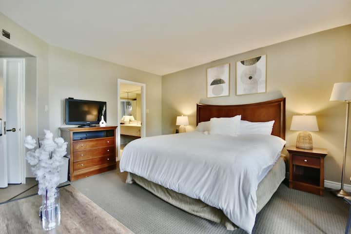 Cozy King Bed Suite/pullout Couch. Pool On Grounds - Horseshoe Valley, ON