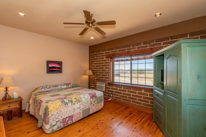 Sonoita Inn - King Bed W/ Day Bed - Sonoita, AZ