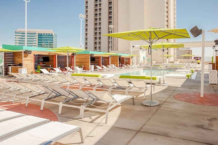 Relax And Unwind! Free Parking, Outdoor Pool - Las Vegas