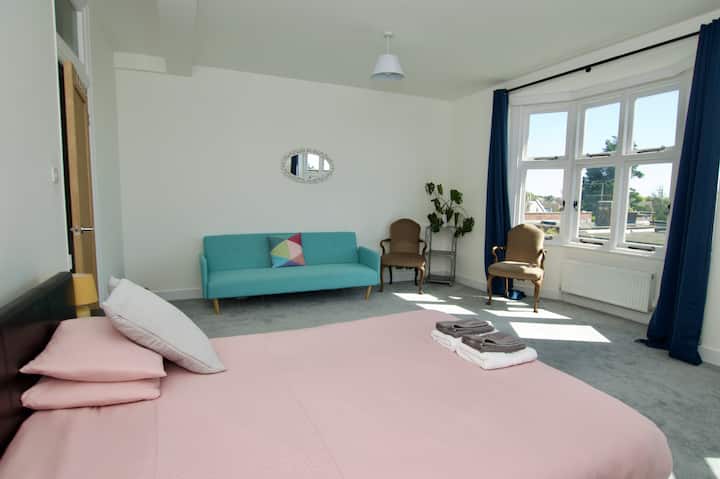 Modern Large 3-bed Coastal Flat With Parking. - Frinton-on-Sea