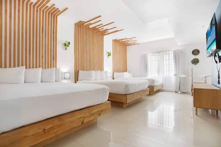 In The Heart Of South Beach! Garden, Picnic Area - Miami Beach, FL