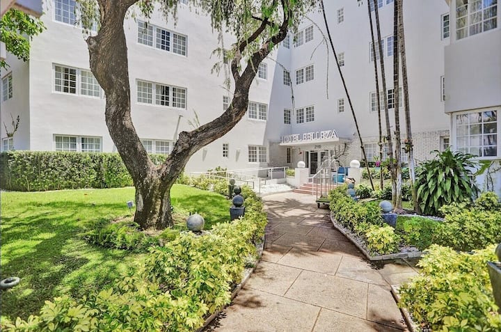 Ideal For Groups: Spacious 3br Apt W/ Kitchenette - Miami Beach, FL