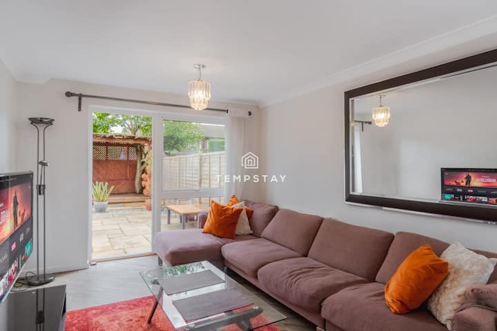 Spacious 5 Bed Sunninghill W/ Drive - By Tempstay - Bracknell