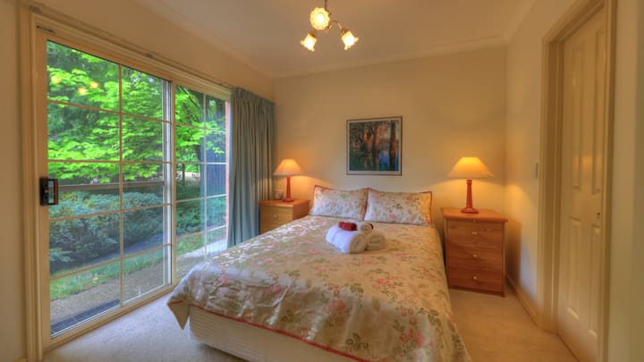 4 Bedroom House - 2 Night - Bright