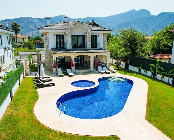 Hot Tub-fireplace-pets-sleeps 9-parking-pool-bbq - Dalaman