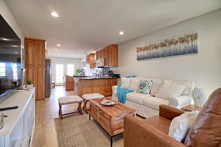 Lovely Home - 10-min Walk To The Beach! - Oxnard, CA