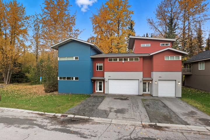 The Wildlife Gallery - Modern Creekfront Rental - Anchorage, AK