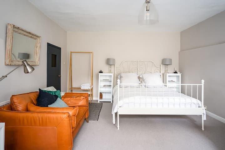 Downtown Delight: Cozy Basement Retreat - Bath