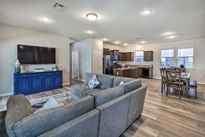 Family Home W/ Fenced Yard In Austin Suburbs! - Kyle, TX