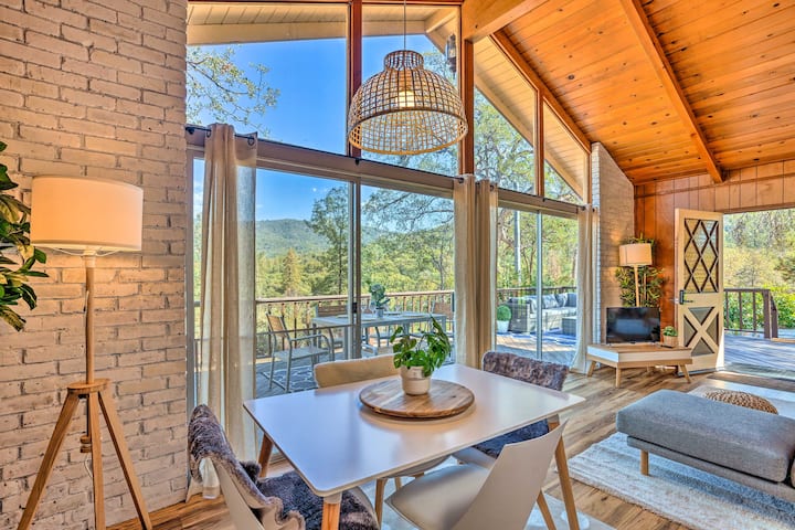 Lovely Oakhurst Cabin W/ Deck & Mtn Views! - Oakhurst, CA