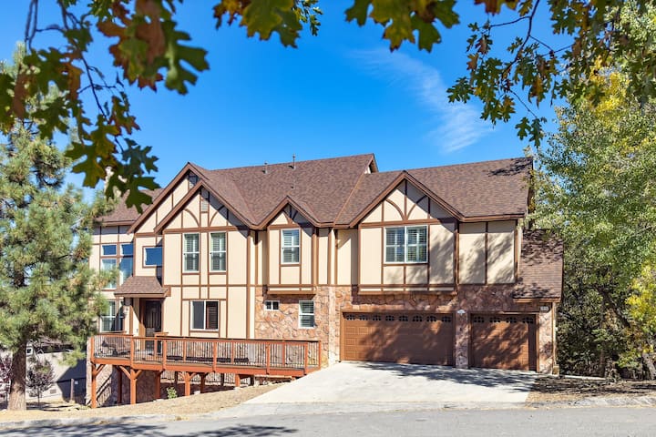 High Timber Family Retreat: Spacious Yard! Games! - Big Bear, CA