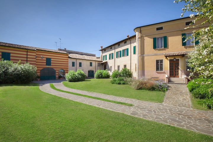 Villa L'oleandra With Pool Up To 12 People - Lombardy